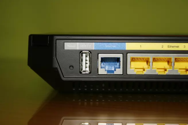 Port USB 2.0 sareng port GbE pikeun WAN tina router TP-Link Archer C3200