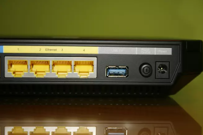 Port GbE pikeun LAN sareng port USB 3.0 tina router TP-Link Archer C3200