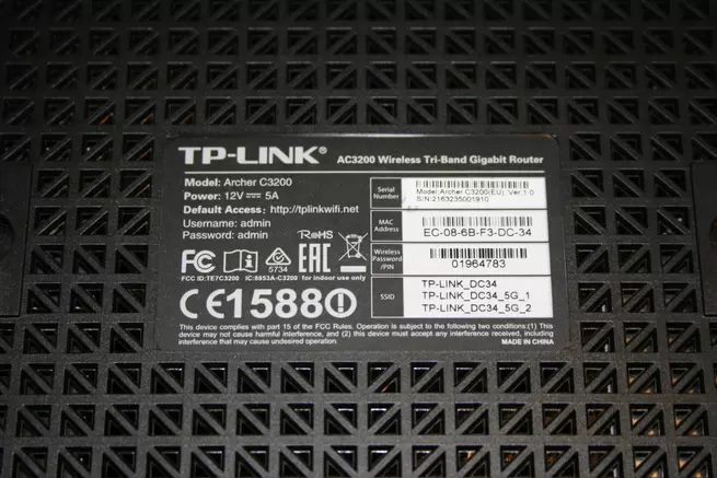 Виждаме подробно стикера на рутера TP-Link Archer C3200 с идентификационните данни