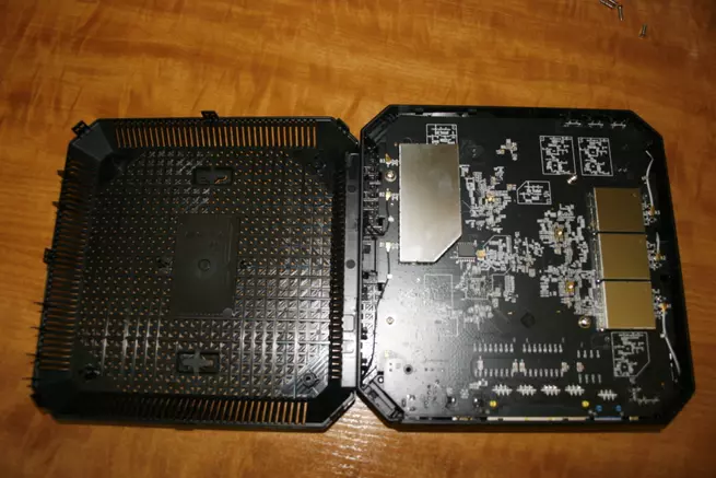 Interior of the TP-Link Archer C3200 router in detail