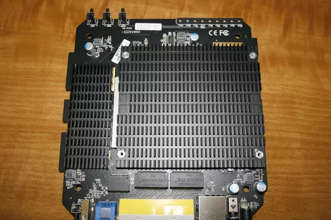Panel przedni routera TP-Link Archer C3200 z dużą metalową płytą