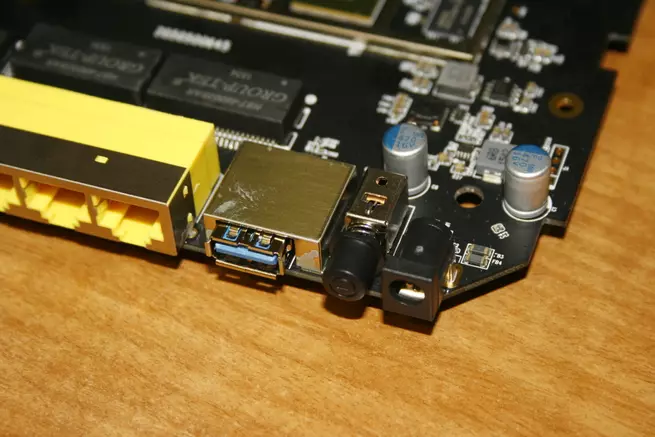 USB 3.0 και κουμπί λειτουργίας του δρομολογητή Wi-Fi hotspot με τα chipset Broadcom του δρομολογητή TP-Link Archer C3200
