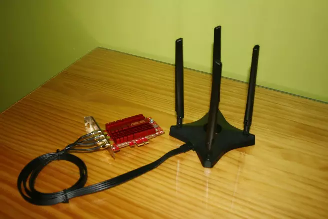 Qerta Wi-Fi ASUS PCE-AC88 bi bingeha antenna xwe