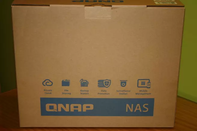 QNAP TS-253A NAS सर्भर केसको पछाडि