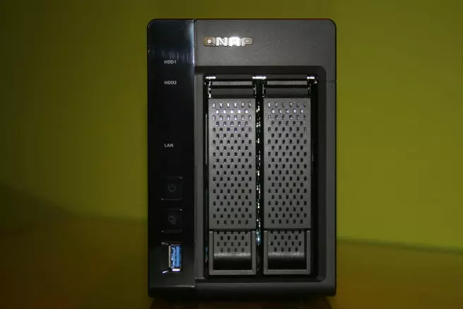 QNAP TS-253A NAS spredaj