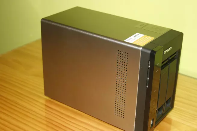 Левата страна на QNAP TS-253A NAS