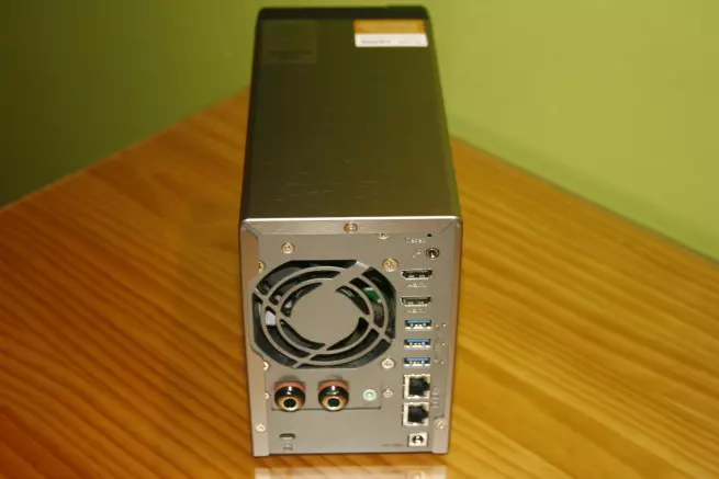 Задниот дел на QNAP TS-253A NAS