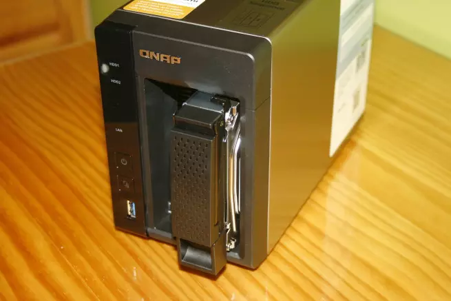 QNAP TS-253A sərt disk yuvaları