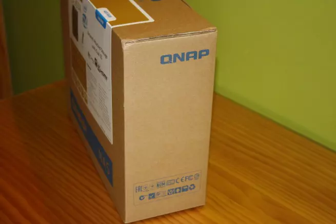 QNAP TS-253A корпусының оң жағы