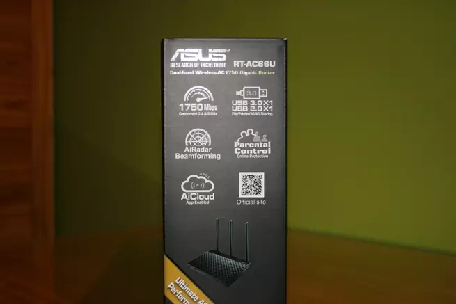 Dešinė ASUS RT-AC66U B1 maršrutizatoriaus dėžutės pusė