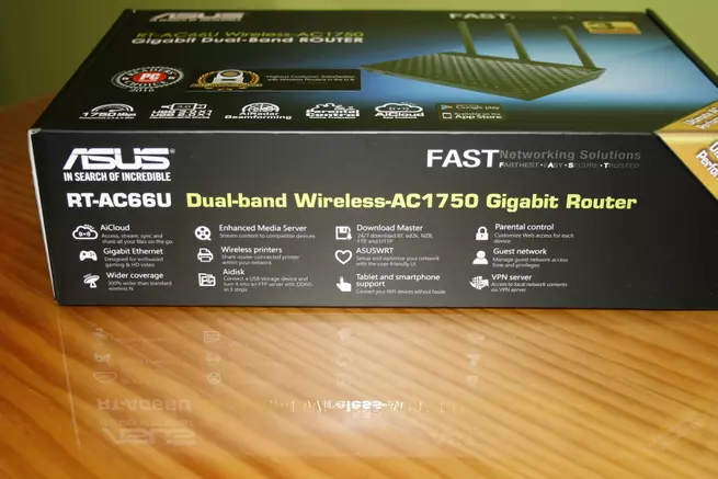 ASUS RT-AC66U B1 router qutisining pastki qismi