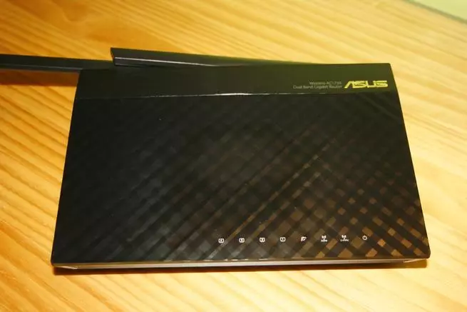 ASUS RT-AC66U B1 maršrutizatorius priekyje