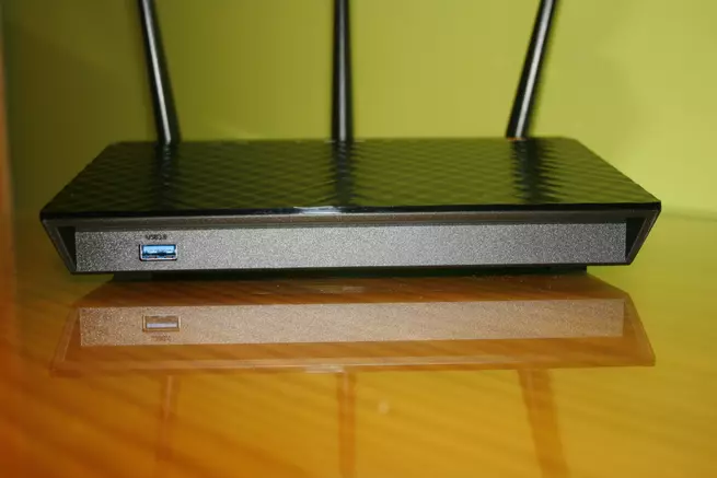 Luma o le telefoni feavea'i maualuga Vaaiga i le itu taumatau o le ASUS RT-AC66U B1 router