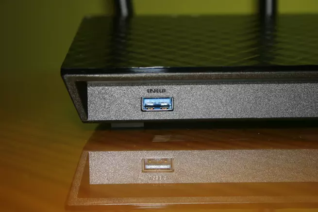 Hûrguliya porta USB 3.0 ya routerê Dîtina milê rastê yê routerê ASUS RT-AC66U B1