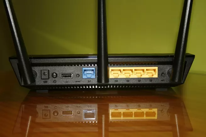 Fa'amatalaga o le pito i tua o le router Va'ai i le itu taumatau o le ASUS RT-AC66U B1 router ma ports