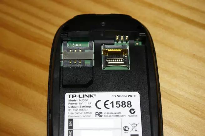 Išsami informacija apie TP-Link M5350 SIM ir „microSD“ lizdus