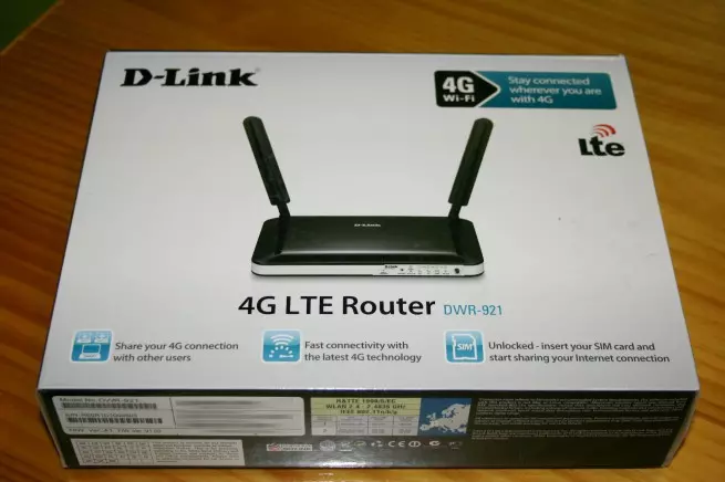 Kuwonekera kutsogolo kwa bokosi la router la D-Link DWR-921