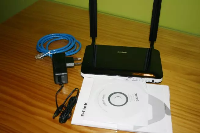 Deleng isi kothak router D-Link DWR-921