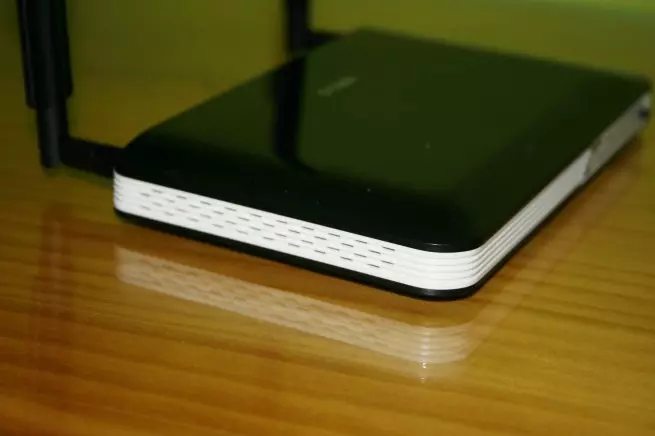 Pohľad zľava na router D-Link DWR-921