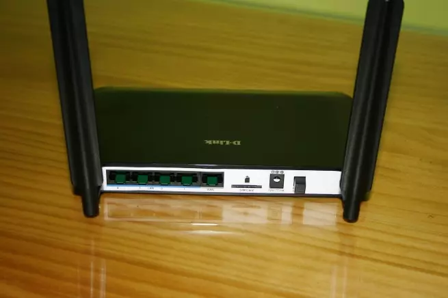 Tampilan mburi router D-Link DWR-921