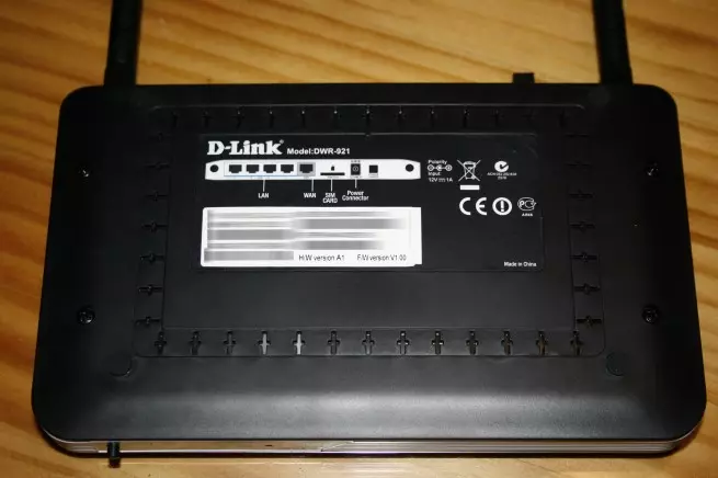 Onderaansig van die D-Link DWR-921-roeteerder