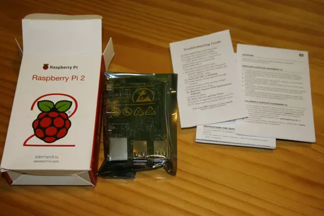 Raspberry Pi 2 ሳጥን ይዘቶች