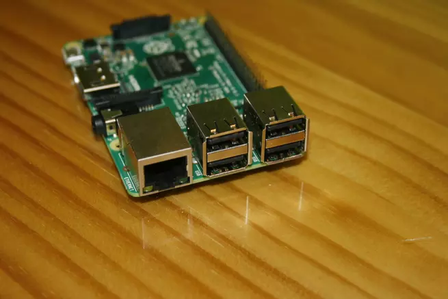 A Raspberry Pi 2 Fast-Ethernet és USB 2.0 portja