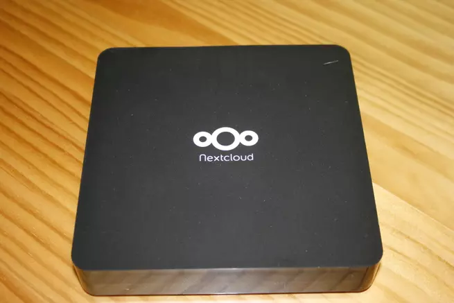 Μπροστά από το Nextcloud Box με πλήρη λεπτομέρεια