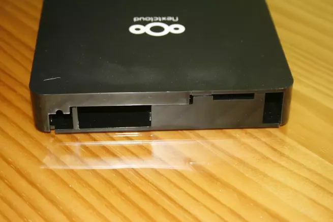 HDMI va audio uchun teshiklari bilan Nextcloud Box orqasi