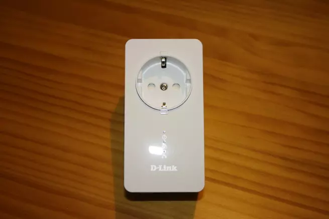 Davanti al PLC D-Link DHP-W611AV con la presa elettrica