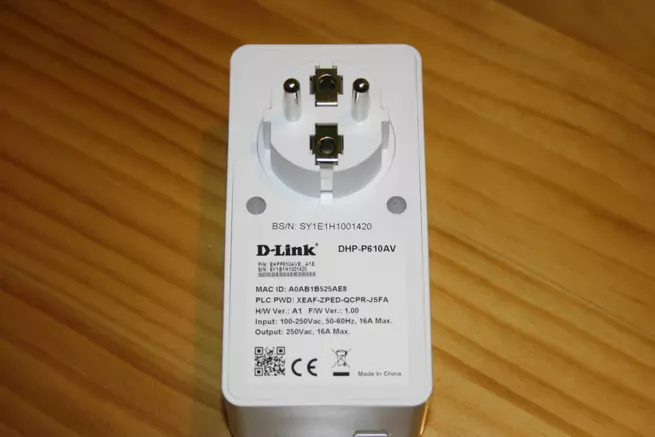 Задниот дел на D-Link DHP-W611AV PLC со налепница за податоци за пристап