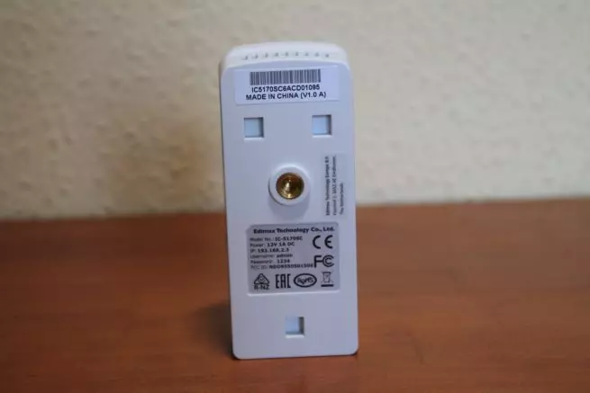 Parte traseira da cámara IP incluída no paquete Edimax IC-5170GC