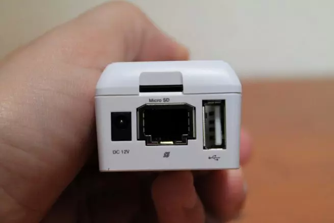 Parte inferior da cámara IP do paquete Edimax IC-5170SC