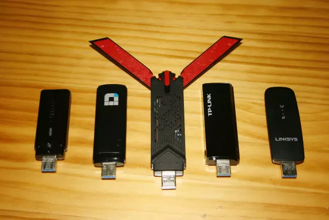 Ulinganisho wa ukubwa wa kadi Mwonekano wa kina wa Antena ibukizi za USB-AC68 za ASUS USB kadi ya USB-AC68 na Wi-Fi nyingine AC1200