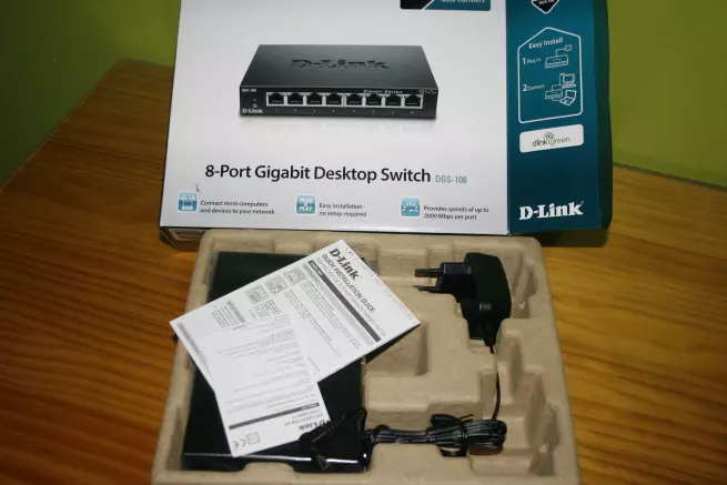 D-Link DGS-108 slēdžu kārbas iekšpusē