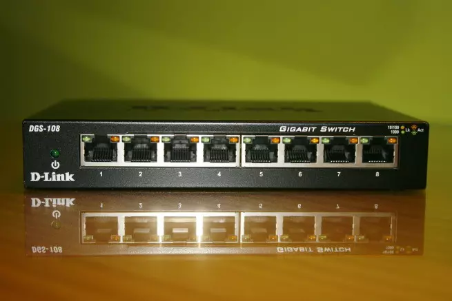 D-Link DGS-108 Ethernet პორტები