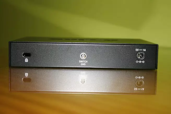 Kumbuyo kwa D-Link DGS-108 switch