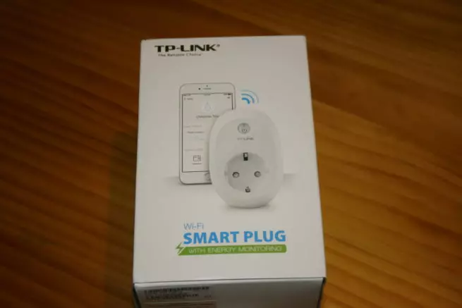 Sa harap ng TP-LINK HS110 smart plug box