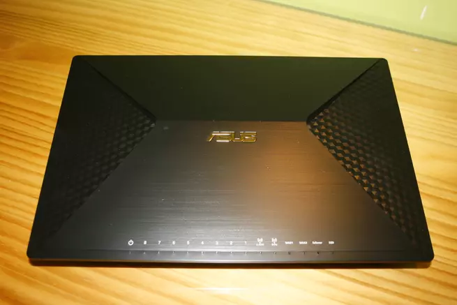 ASUS BRT-AC828 high-performance router voorzijde