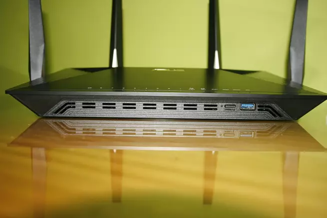 Luma o le ASUS BRT-AC828 router lea matou te vaʻaia ai le USB 3.0