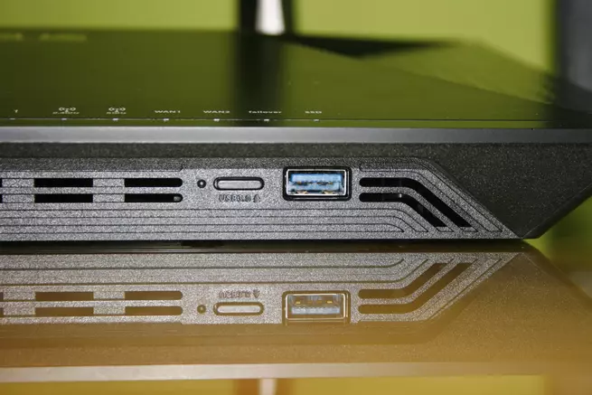 USB 3.0 en ASUS BRT-AC828 neutrale router-demontageknop