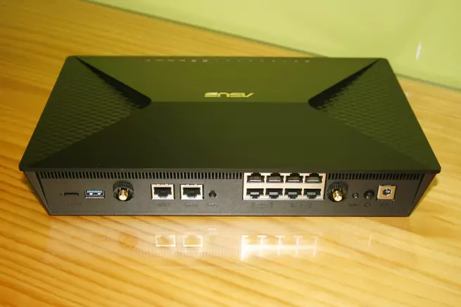 Rückseite des professionellen neutralen Routers ASUS BRT-AC828