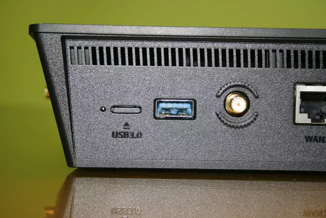 USB 3.0 אחורי של נתב מקצועי ASUS BRT-AC828