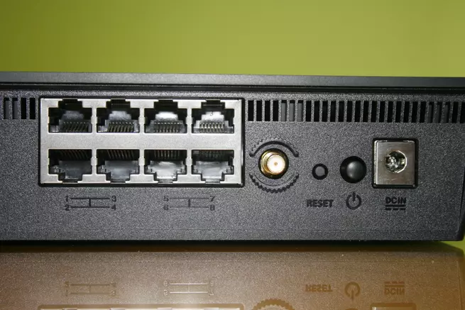 LAN ports o le ASUS BRT-AC828 router i tafatafa o le RP-SMA connector ma faʻamau faʻatinoga