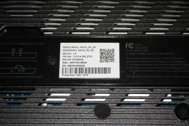 Detail van de ASUS BRT-AC828 professionele routersticker