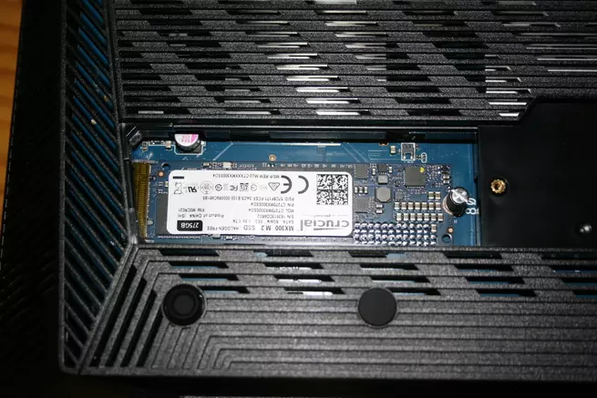 Άποψη της ζώνης M.2 SATA SSD του δρομολογητή ASUS BRT-AC828