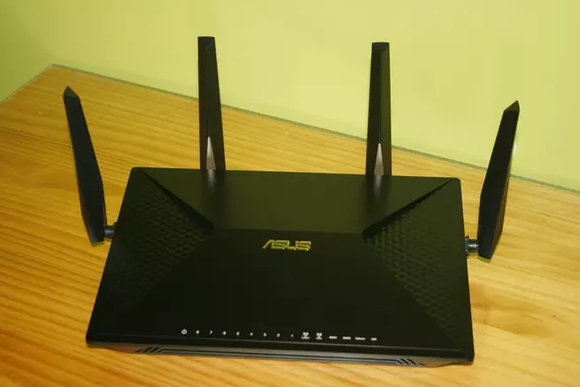 ASUS BRT-AC828 ak antèn yo monte