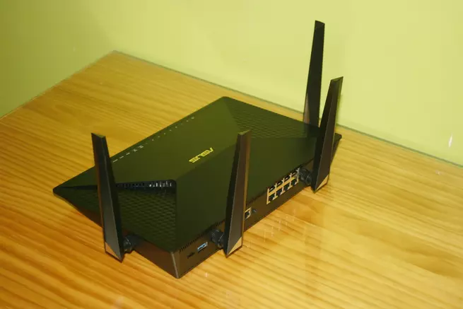 ASUS BRT-AC828 met die antennas gemonteer