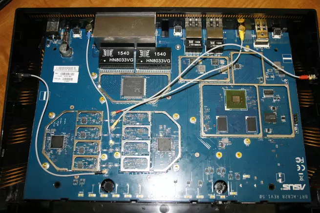 Internal Cheebtsam ntawm nruab nrab router ASUS BRT-AC828