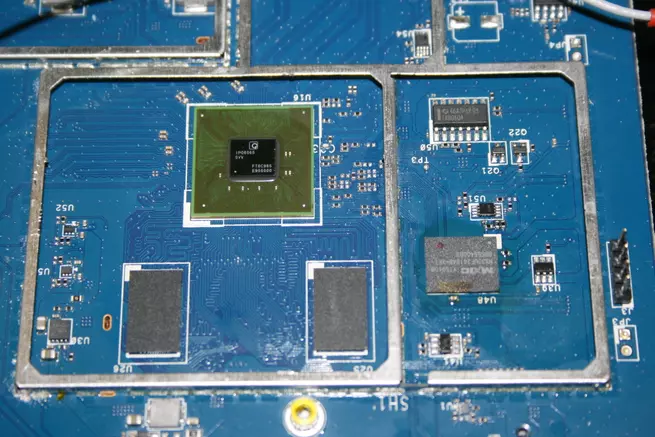 Oblast procesoru routeru ASUS BRT-AC828